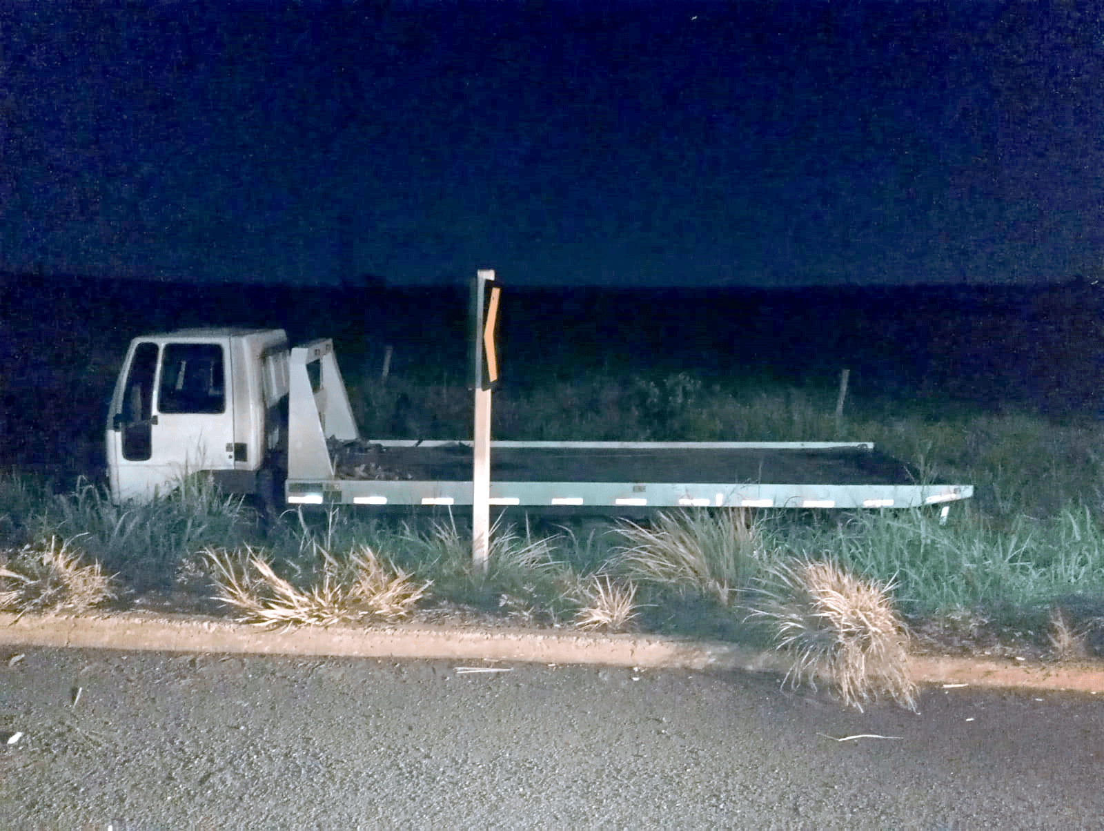 Motorista de caminhão guincho dorme ao volante e sai da pista na BR 060, em Chapadão do Sul - O ...