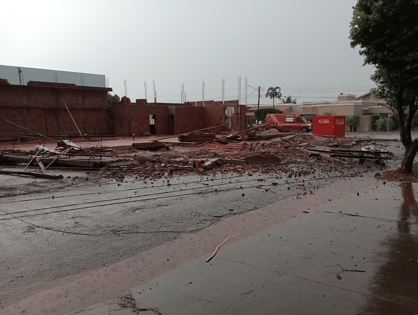 Forte chuva e vendaval provocou alagamento e quedas de arvores em ... Forte chuva e vendaval provocou alagamento e quedas de arvores em ...